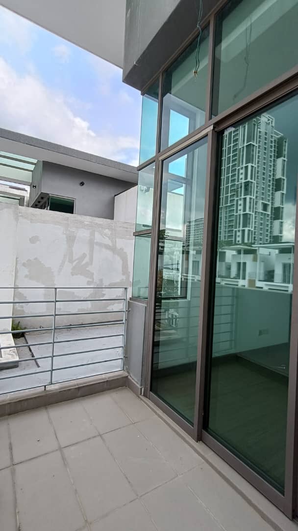 3 Storey Terrace Lake Point Residence Cyberjaya - Malaysia Property Condo